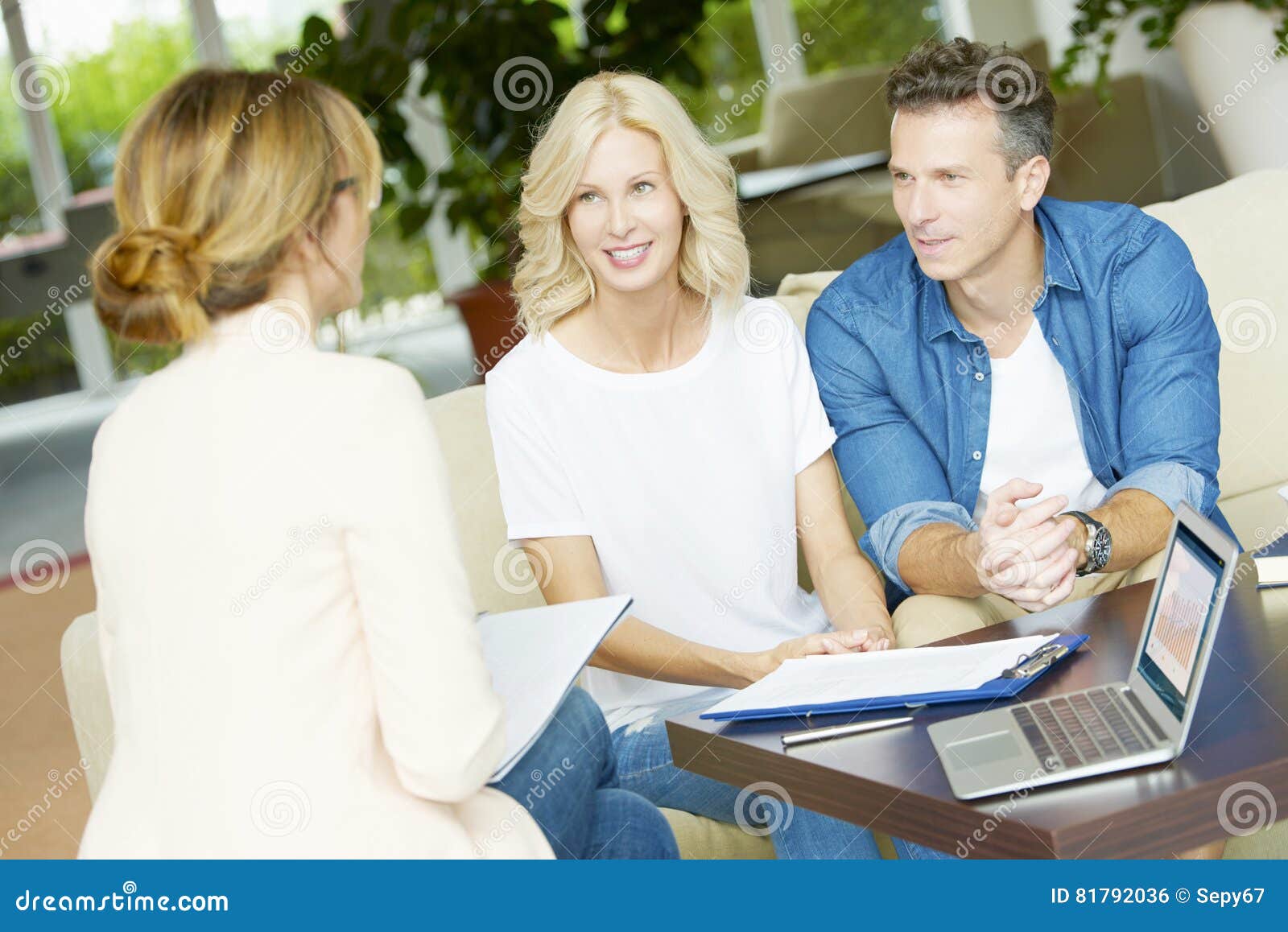 Agente De Seguro Y Sus Clientes Foto de archivo - Imagen de seguro ...