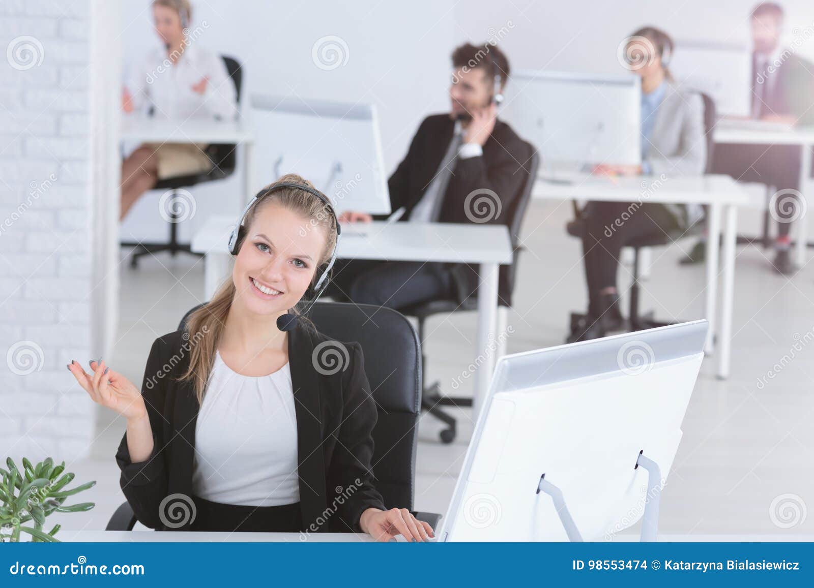 Agente della call center fotografia stock. Immagine di chiamare - 98553474