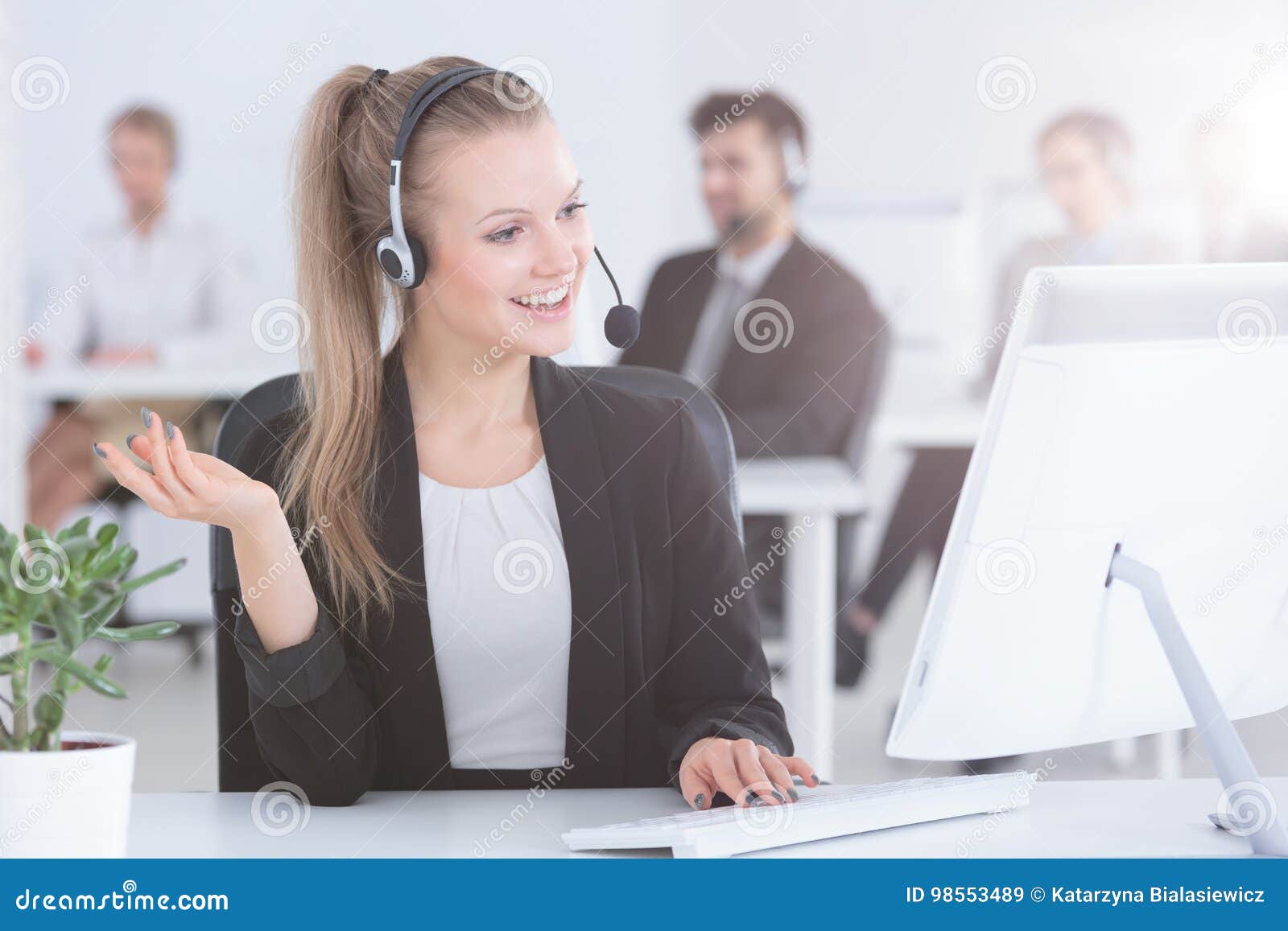 Agente Della Call Center Facendo Uso Del Computer Immagine Stock ...