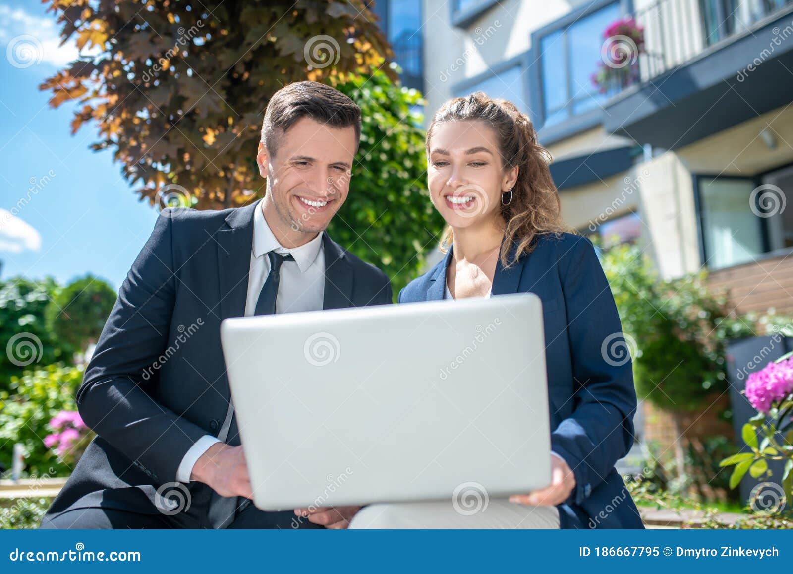 Agente Hembra Mostrando Variantes Para La Compra Al Cliente Imagen de ...