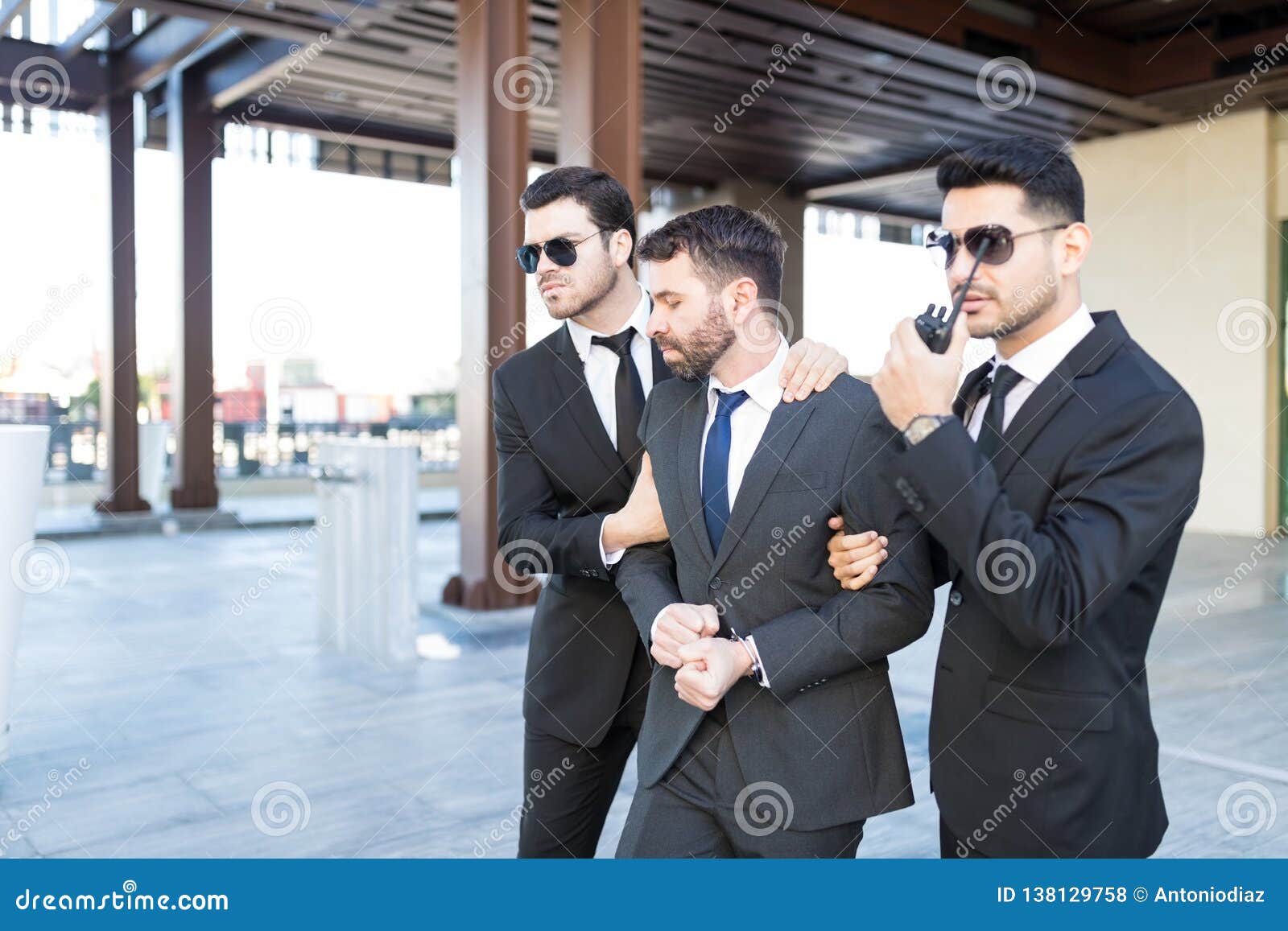 Agentes Secretos Que Arrestan a Un Criminal Foto de archivo - Imagen de ...