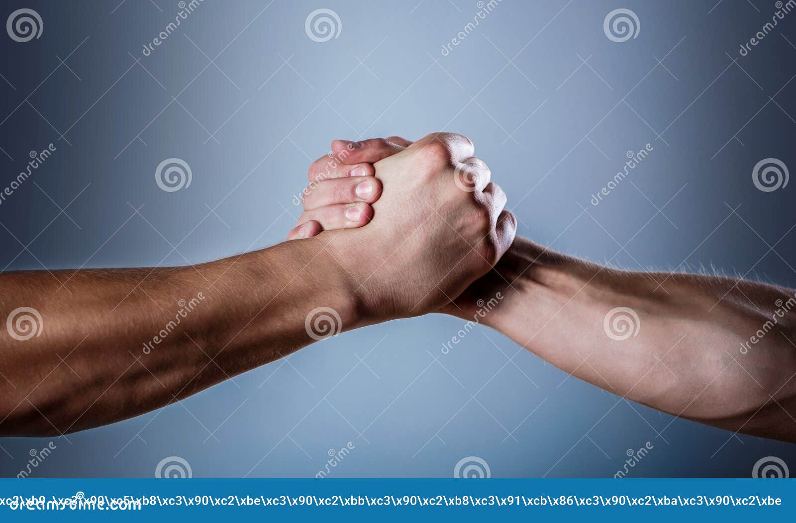 Agganciare, Braccia Una Stretta Di Mano Amichevole, Saluti Di Amici ... Agganciare, Braccia Una Stretta Di Mano Amichevole, Saluti Di Amici ...