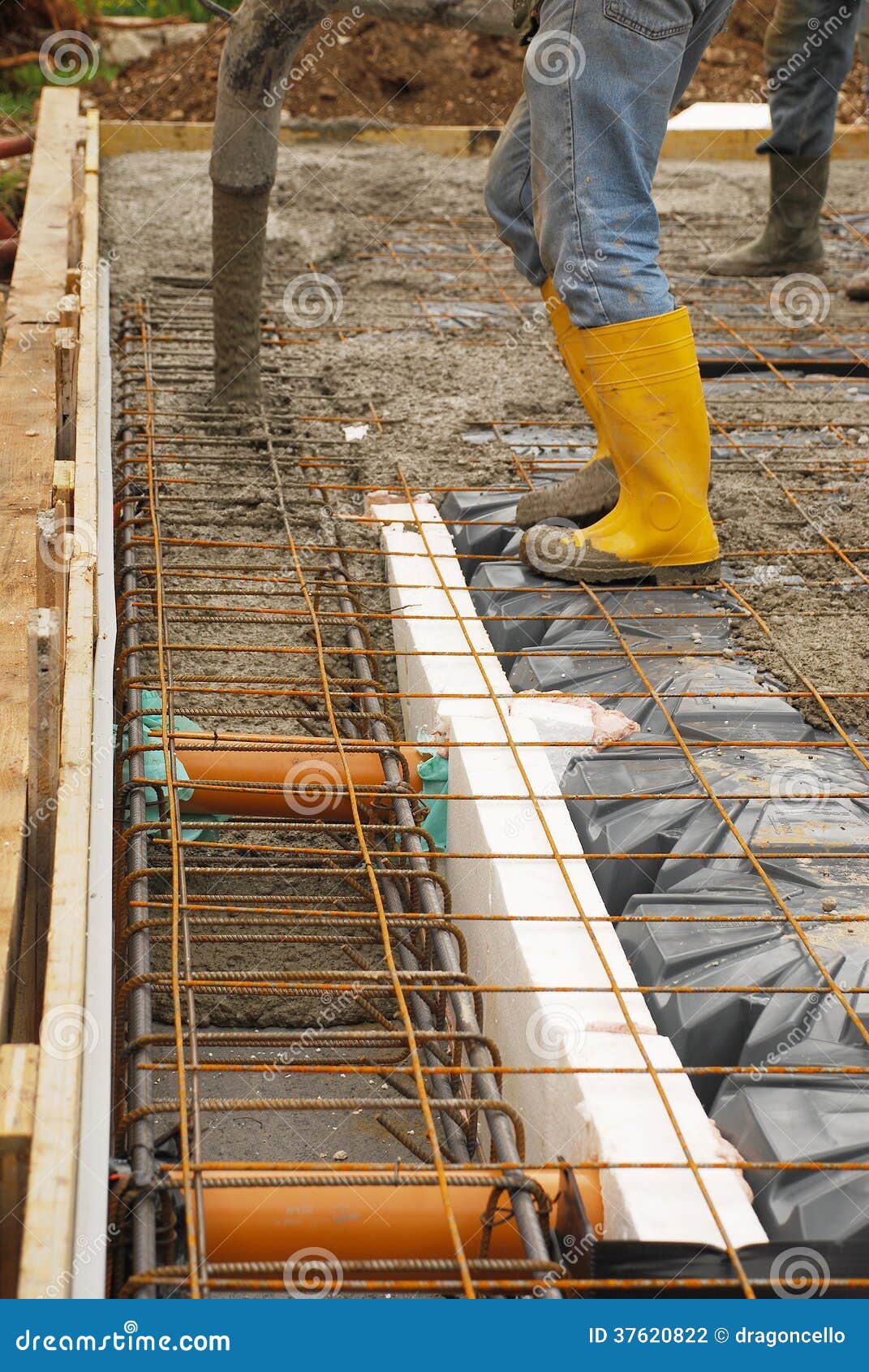 Aggiungendo Calcestruzzo Ad Un Fondamento Della Camera Fotografia Stock ...