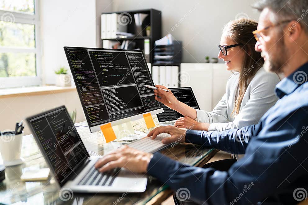 Agile Paarprogrammierung Und Extreme Codierung Stockfoto - Bild von überwachungsgerät, mehrfach ...