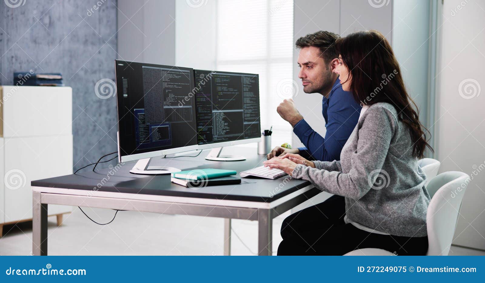 Agile Paarprogrammierung Und Extreme Codierung Stock Image - Image of monitors, women: 272249075