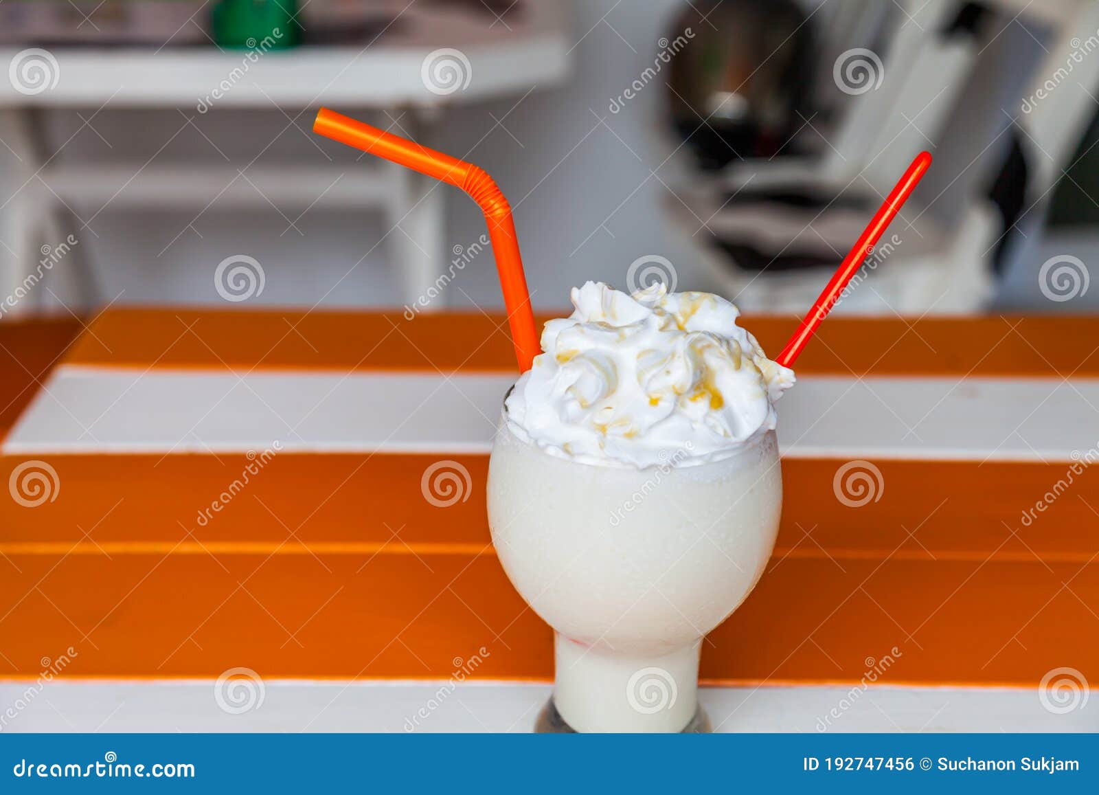 Agitar leite com chicote foto de stock. Imagem de bebida - 192747456