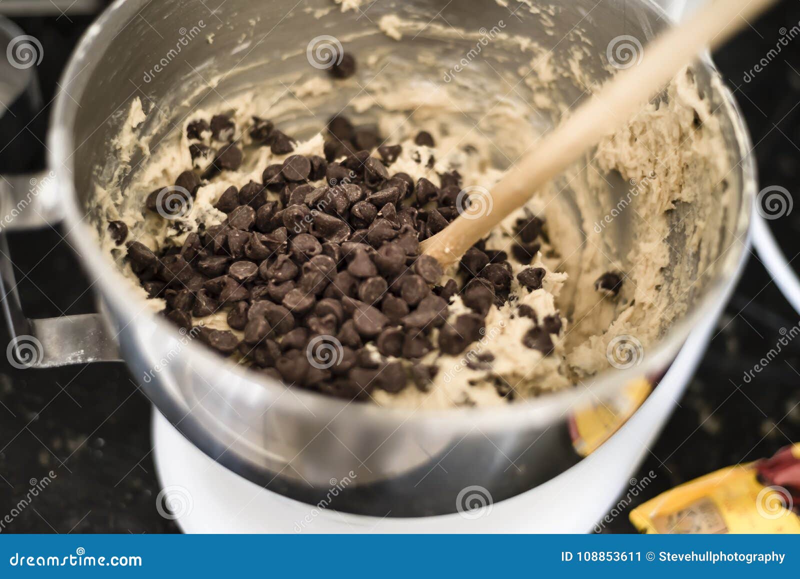Agitation Du Chocolat Chips into Cookie Batter Image stock - Image du ...