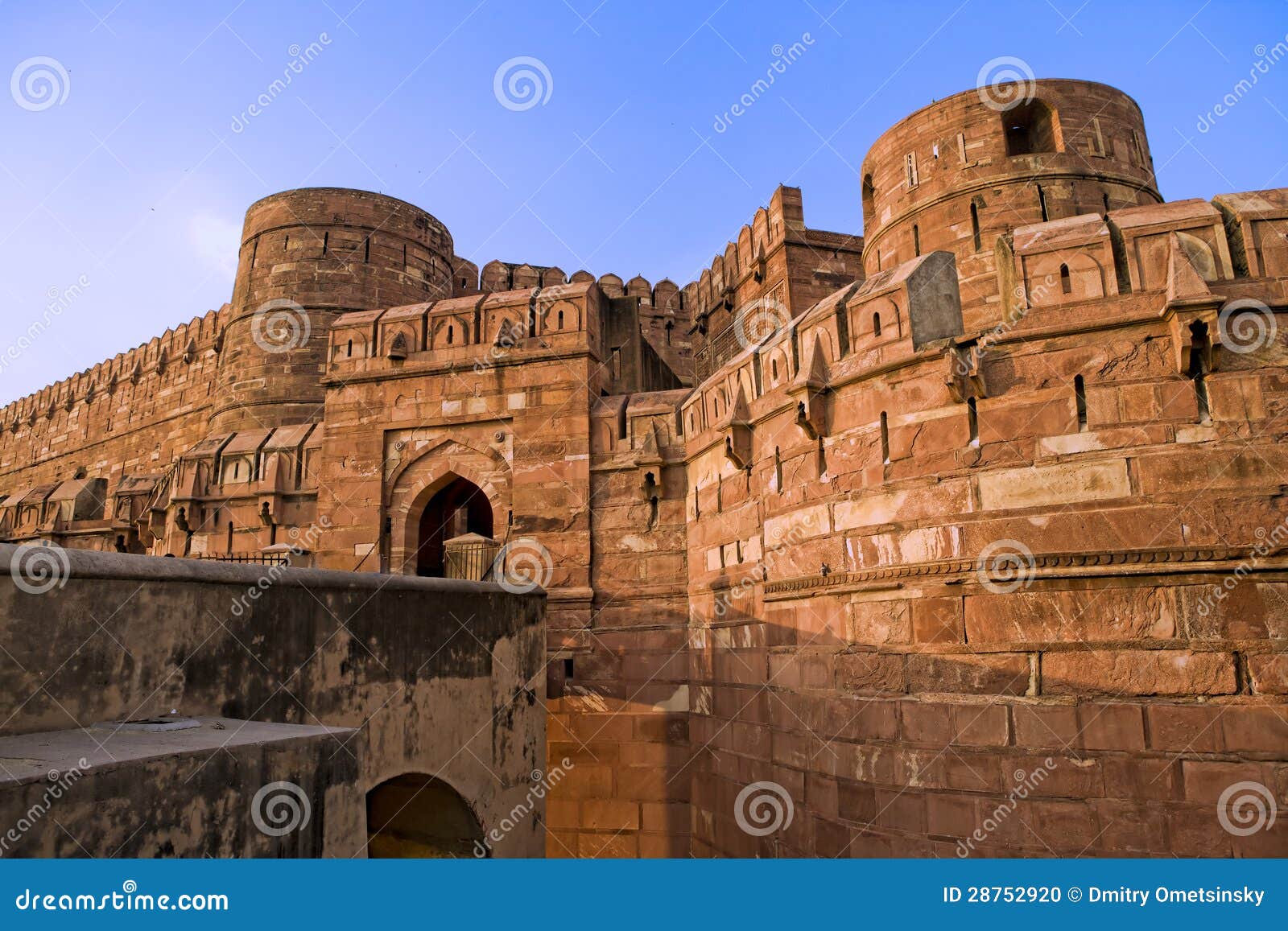 Agra Fort gate at sunset stock photo. Image of attraction - 28752920