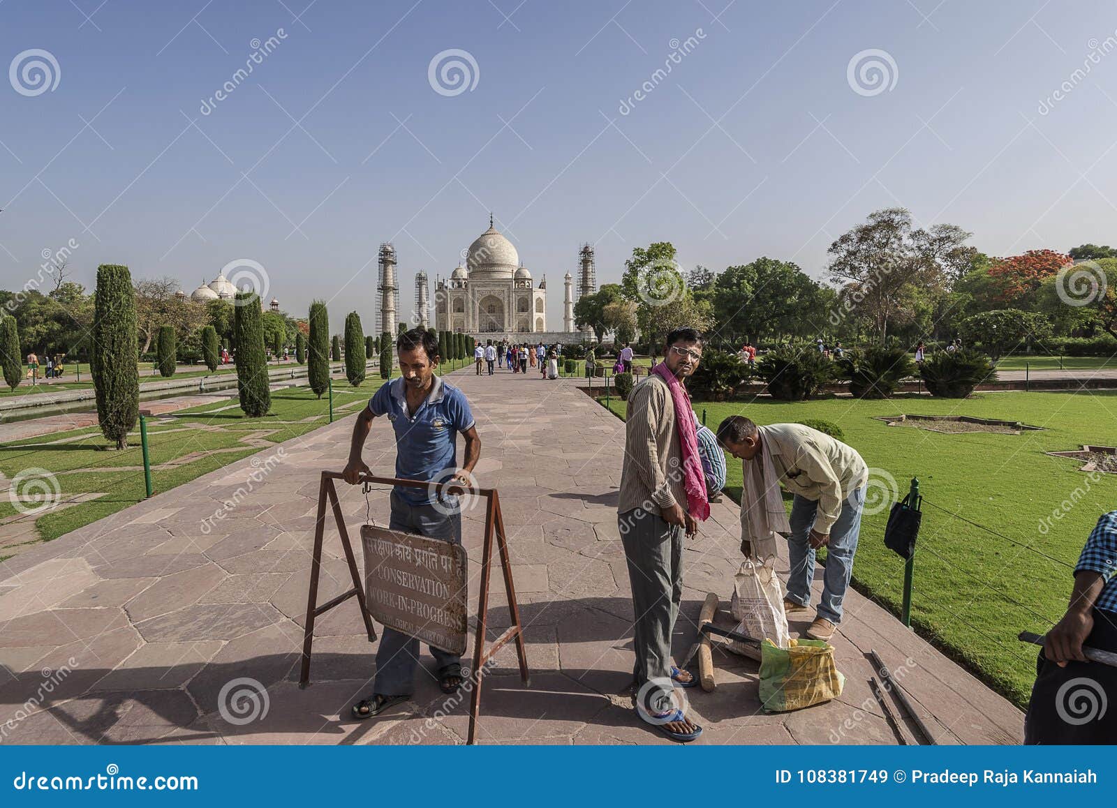 Inside The Taj Mahal, The Cenotaphs Honoring Mumtaz Mahal And Shah ...