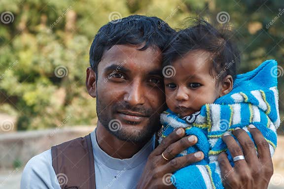 Agra Indien Dezember 2012 Indische Familie Vater Der Die Tochter In Seinem Schoss Hält