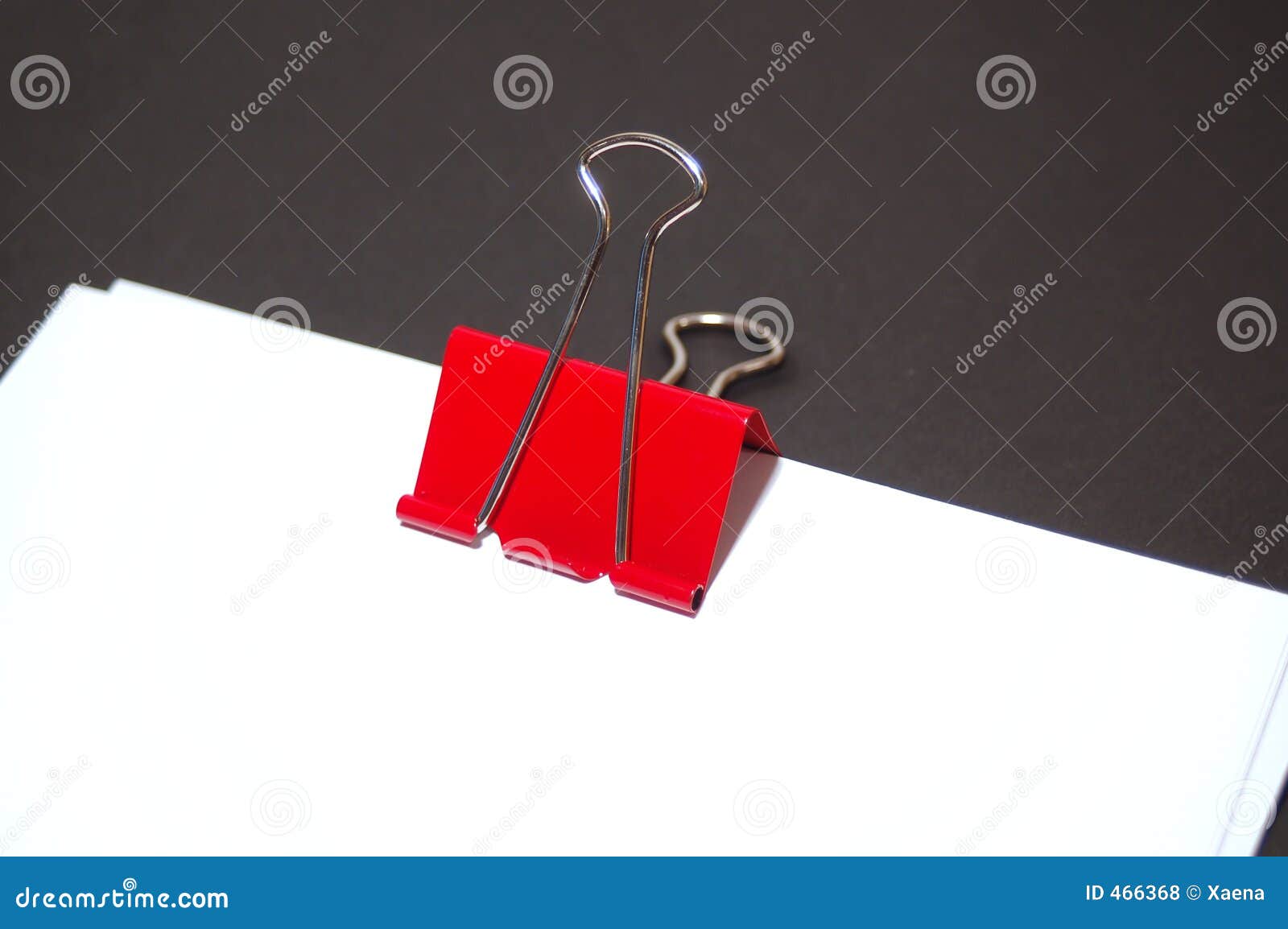 Agrafe et papier rouges photo stock. Image du agrafe, fichier - 466368