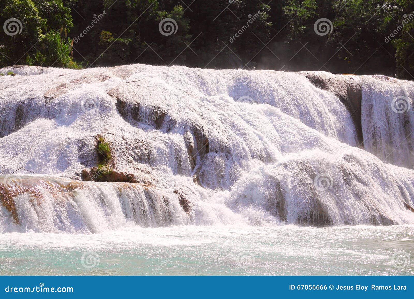 Agua azul cascades I stock foto. Image of nave, rivier - 67056666