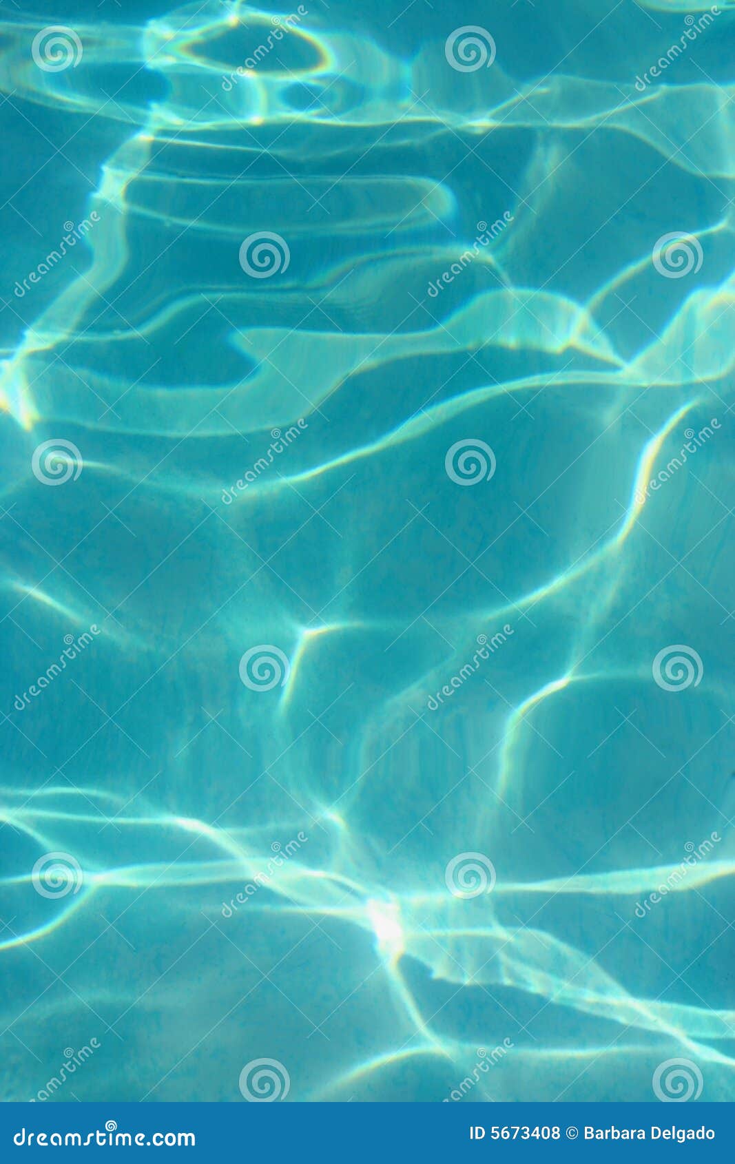 Agua azul de la piscina foto de archivo. Imagen de extracto - 5673408
