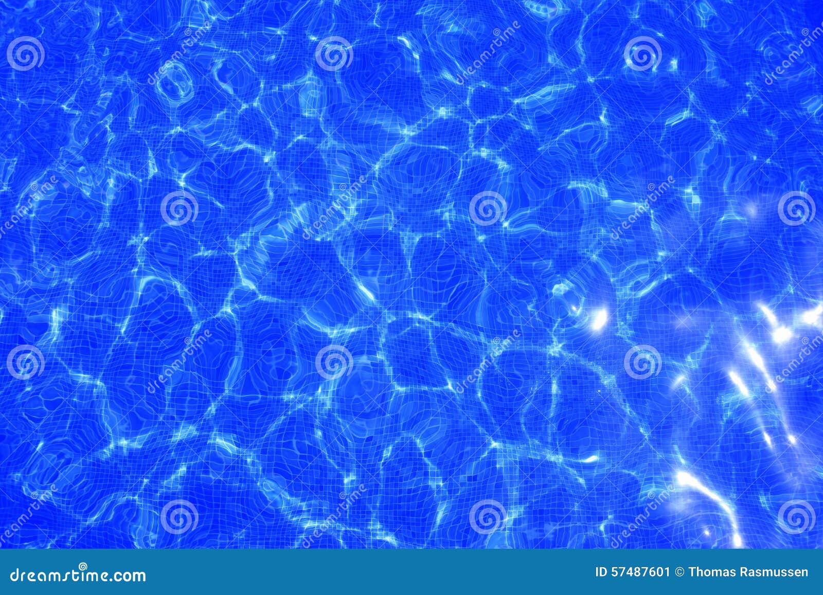 Agua azul de la piscina imagen de archivo. Imagen de azul - 57487601