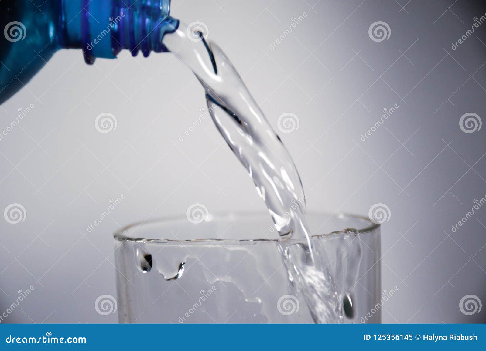 Agua clara de colada imagen de archivo. Imagen de apenas - 125356145