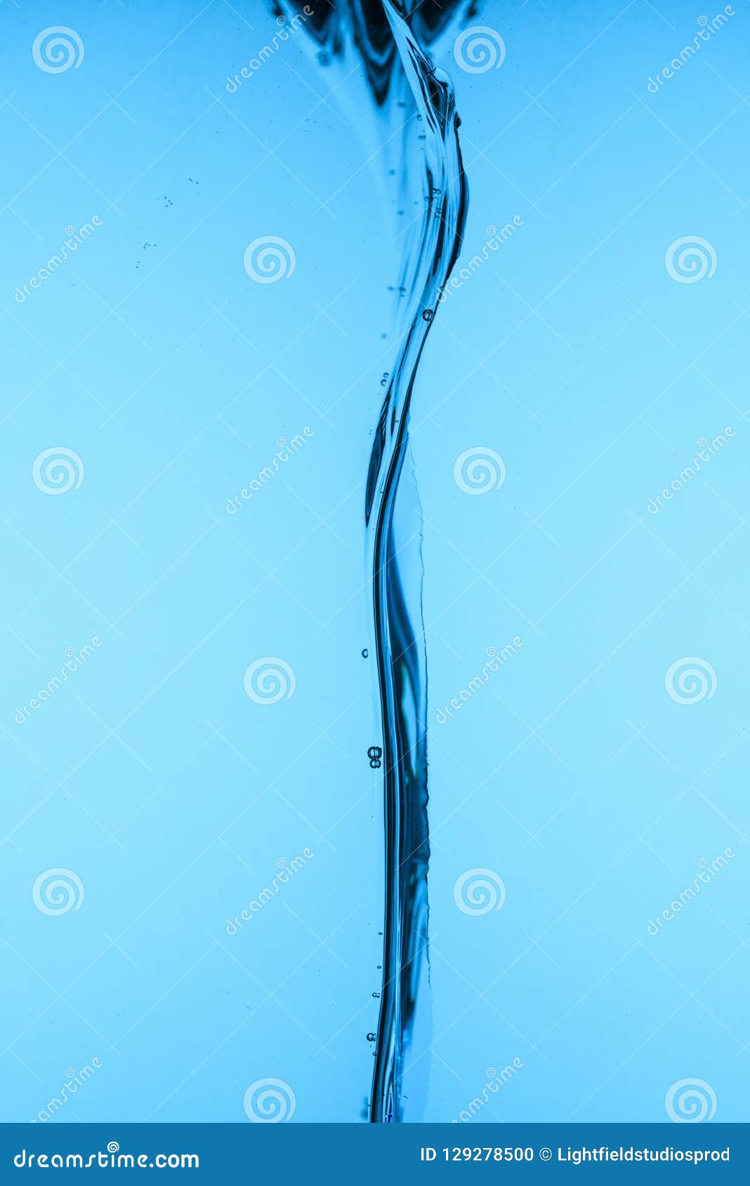 Agua Clara De Colada Aislada Foto de archivo - Imagen de claro, nadie ...