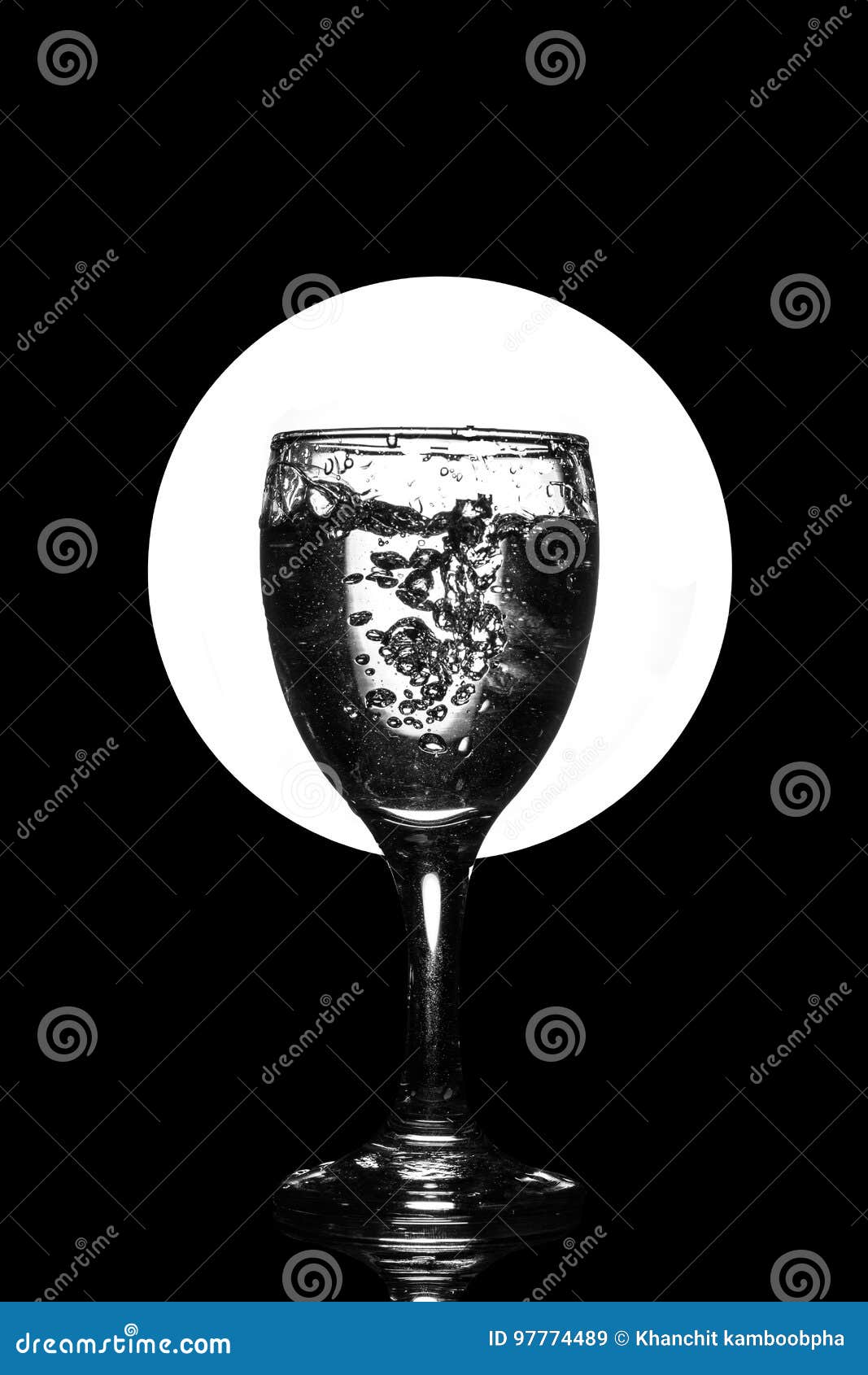 Agua Clara De Colada En Vidrio Imagen de archivo - Imagen de hielo ...