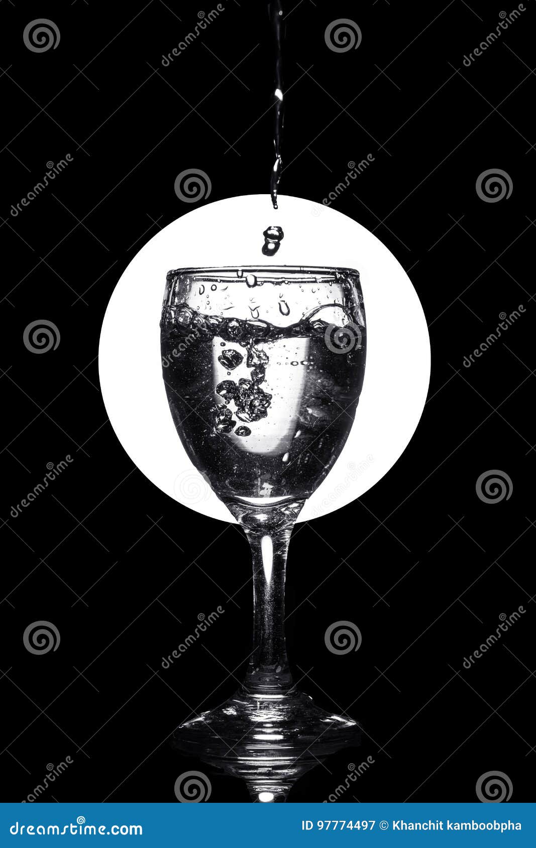 Agua Clara De Colada En Vidrio Imagen de archivo - Imagen de azul ...