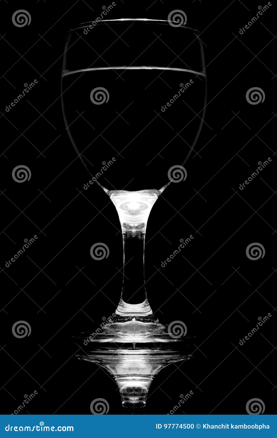 Agua Clara De Colada En Vidrio Foto de archivo - Imagen de cristal ...