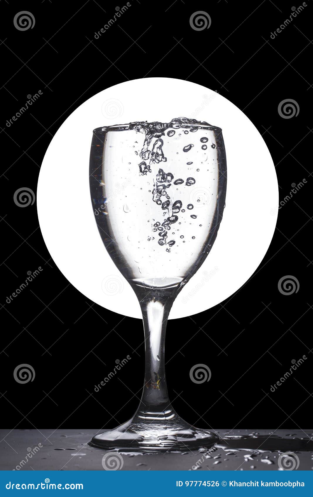 Agua Clara De Colada En Vidrio Foto de archivo - Imagen de completo ...