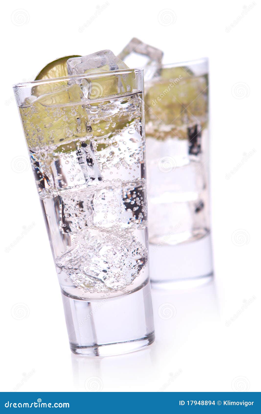 Agua con hielo y cal foto de archivo. Imagen de hoja - 17948894