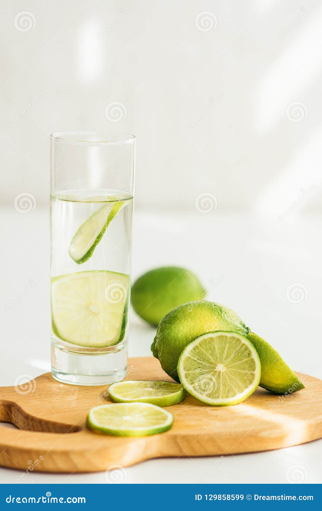 Agua Con La Cal En Un Tablero De Madera Imagen de archivo - Imagen de ...