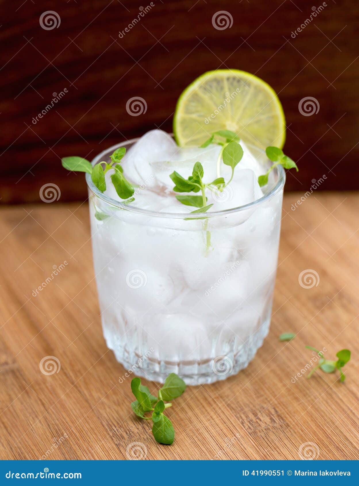 Agua Con La Cal En Un Vidrio Imagen de archivo - Imagen de partido ...