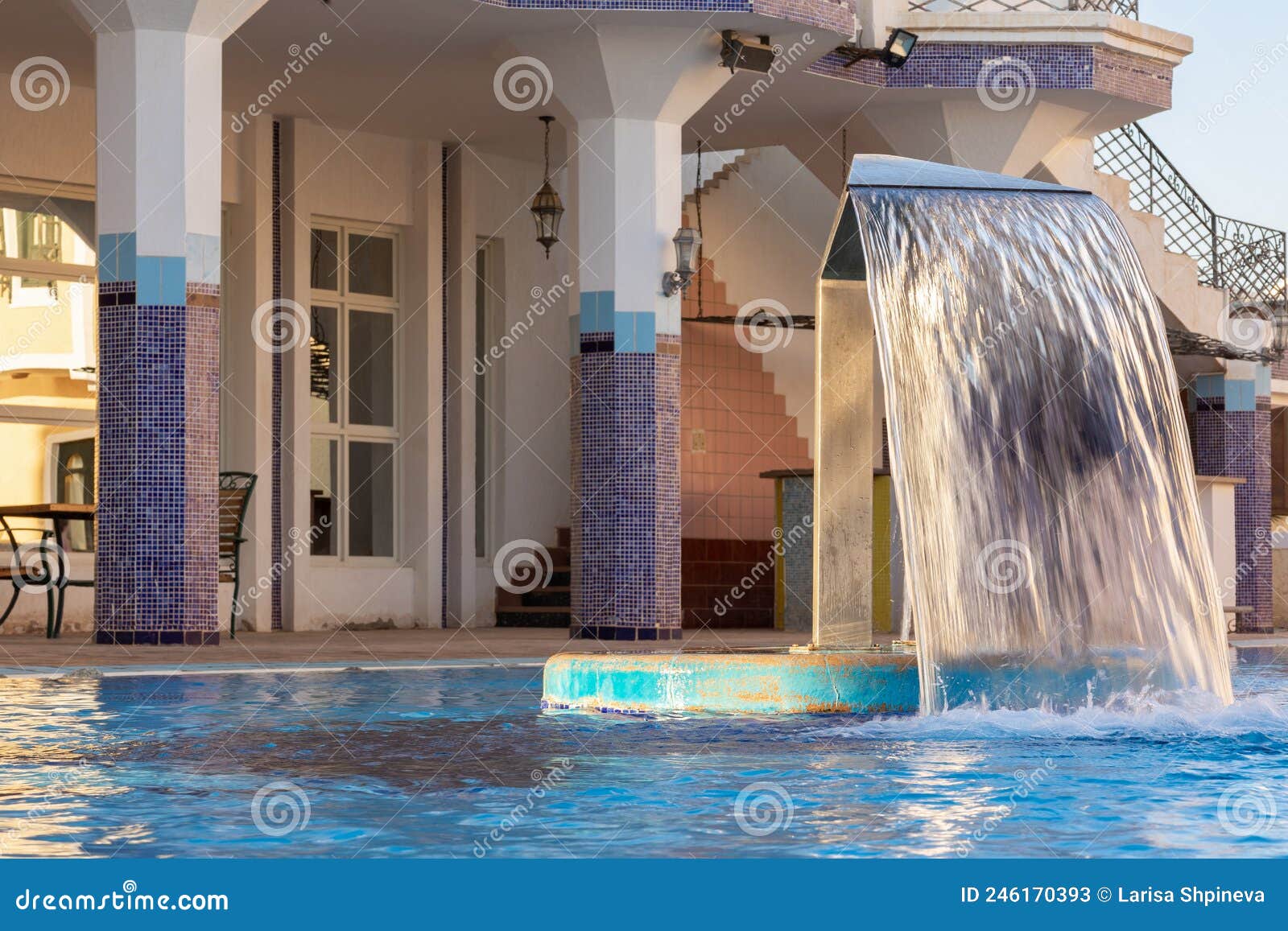 Agua De Hidromasaje Con Toques Suaves En El Balneario. Flujo De Cascada ... Agua De Hidromasaje Con Toques Suaves En El Balneario. Flujo De Cascada ...