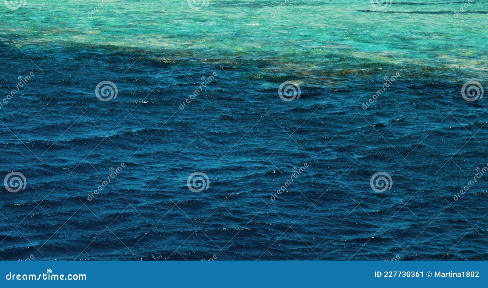 Agua De Mar En Un Lugar Tranquilo Imagen de archivo - Imagen de vivo ...