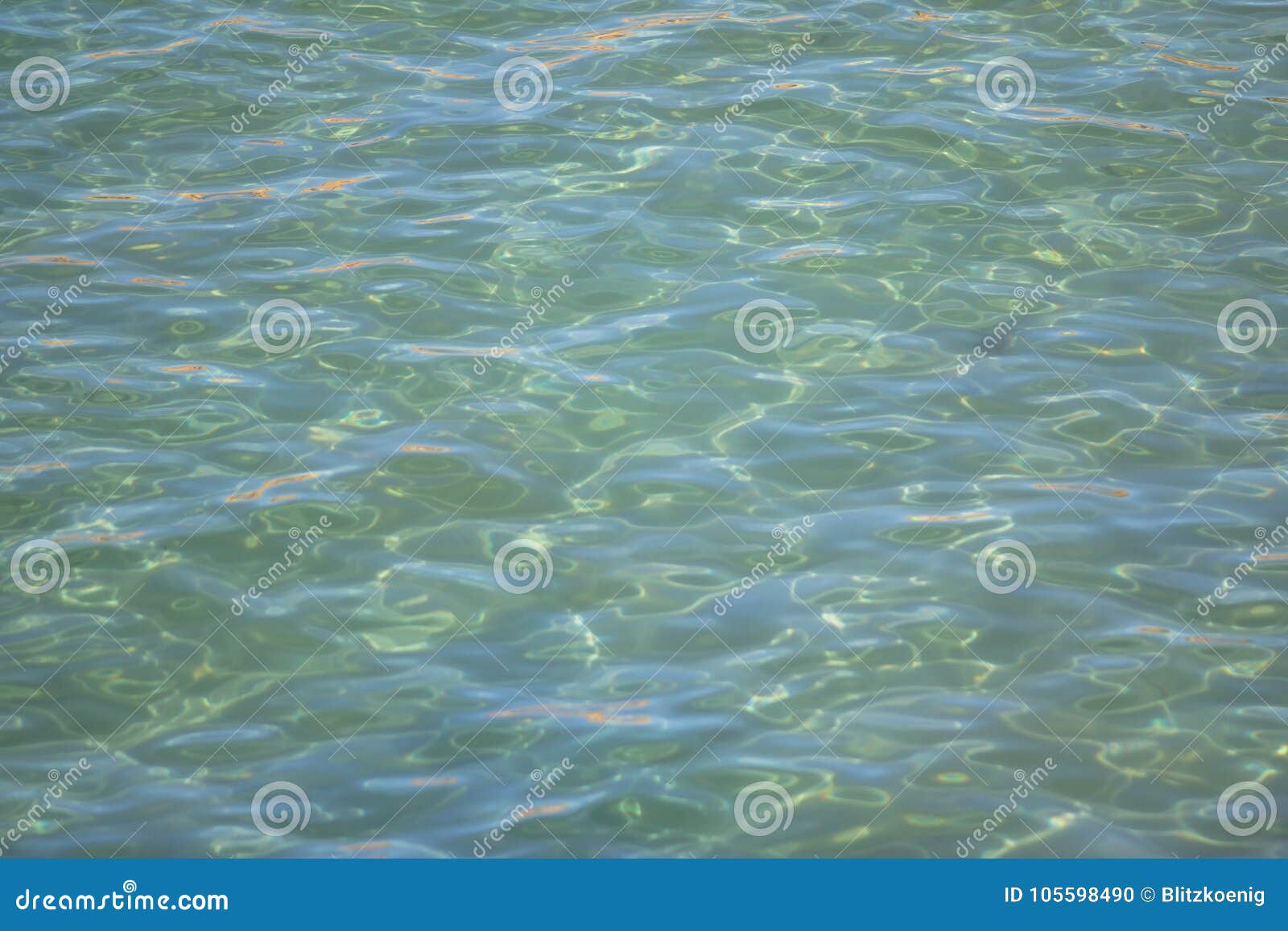 Agua de mar transparente foto de archivo. Imagen de brillo - 105598490