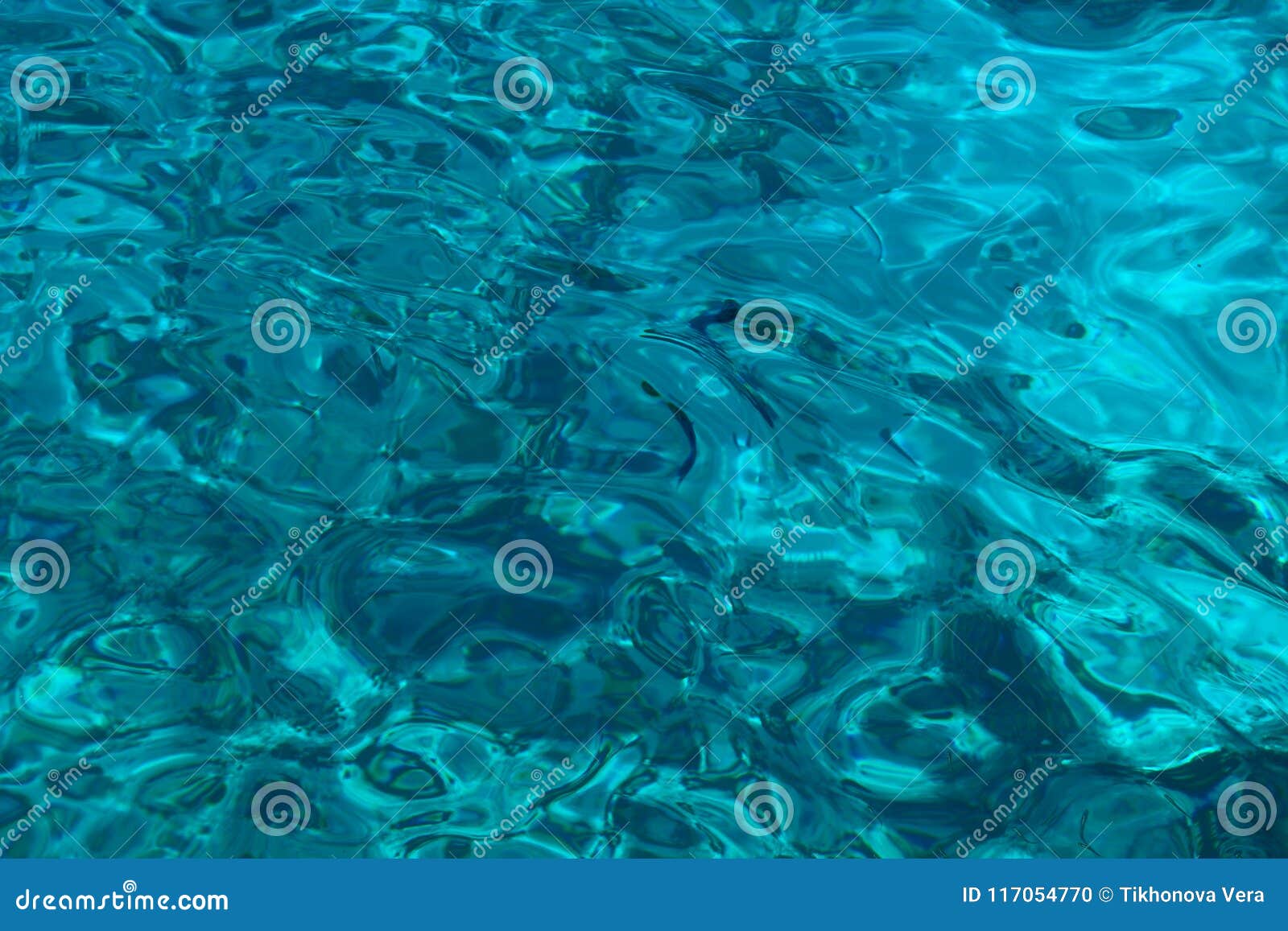 Agua de mar transparente foto de archivo. Imagen de ondulado - 117054770