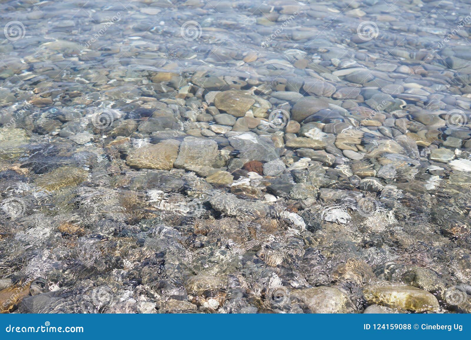 Agua de mar transparente foto de archivo. Imagen de marejada - 124159088