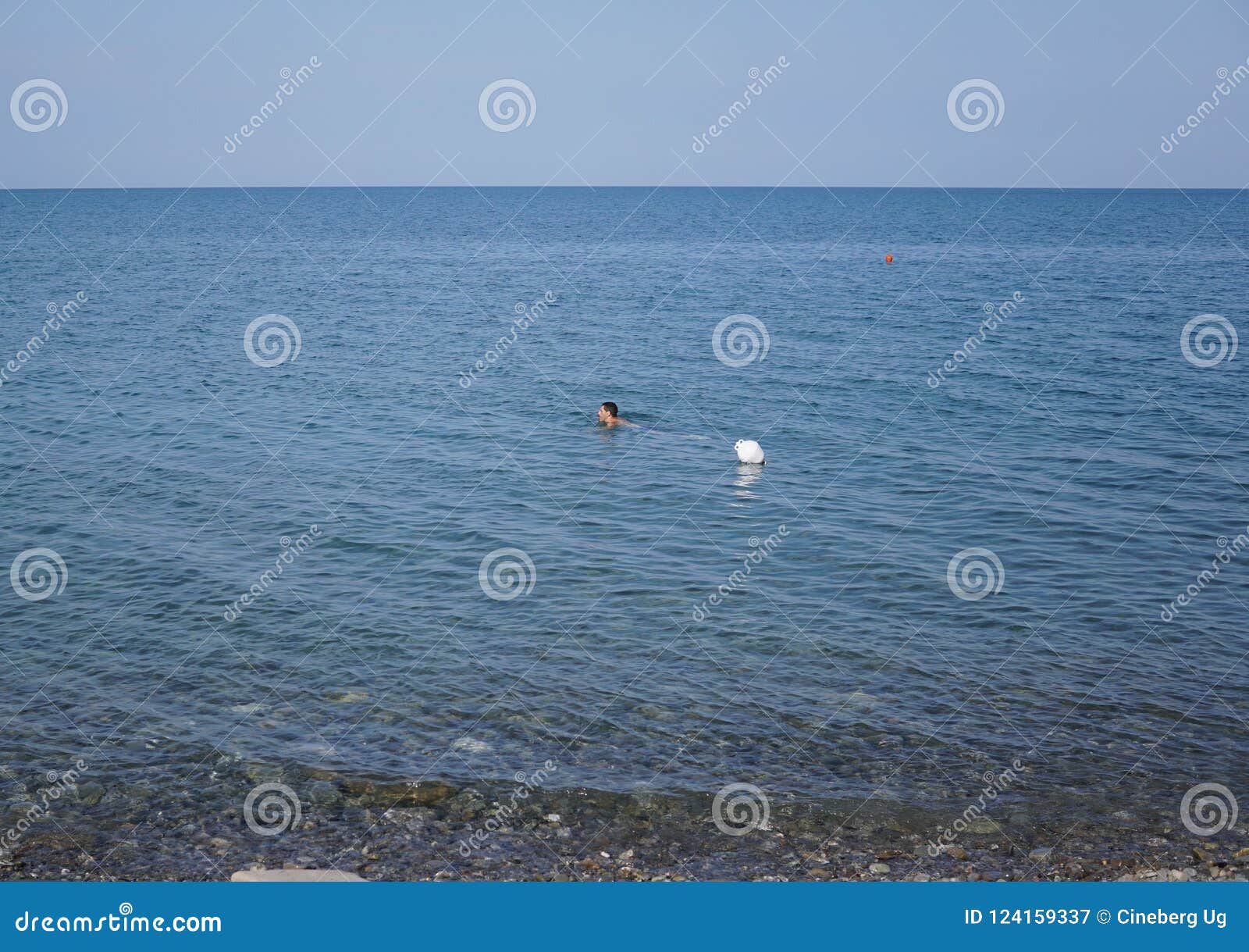 Agua de mar transparente fotografía editorial. Imagen de profundidad ...