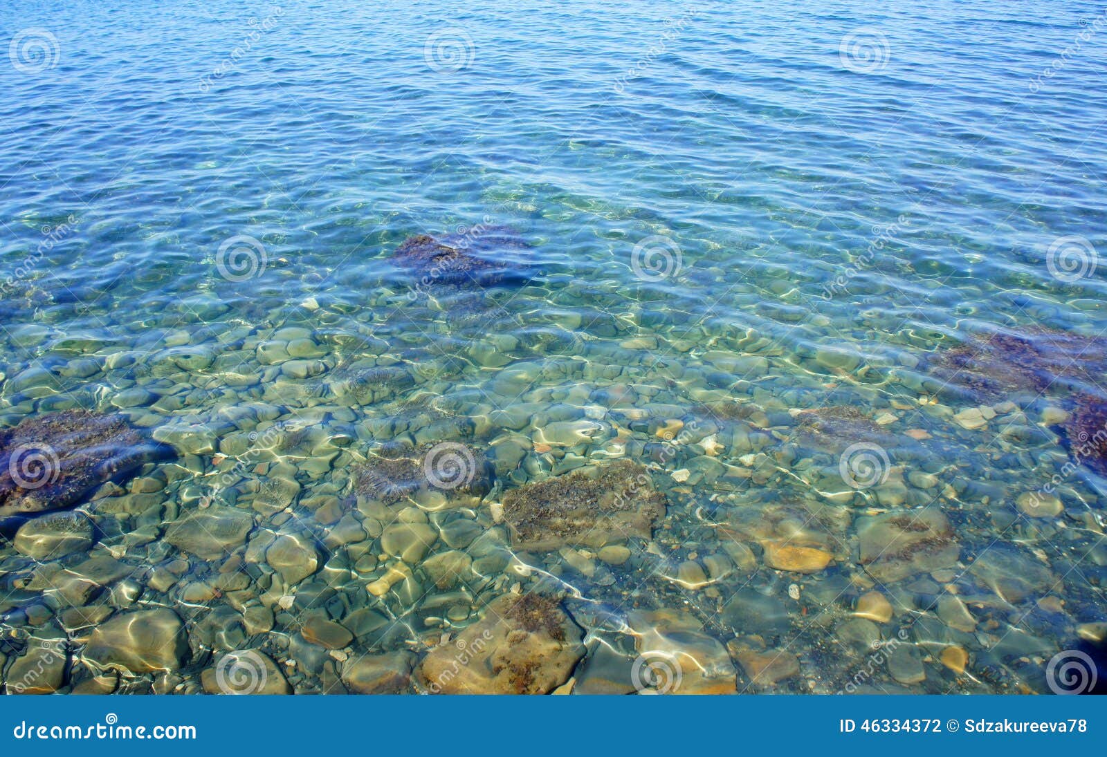 Agua de mar transparente foto de archivo. Imagen de playa - 46334372