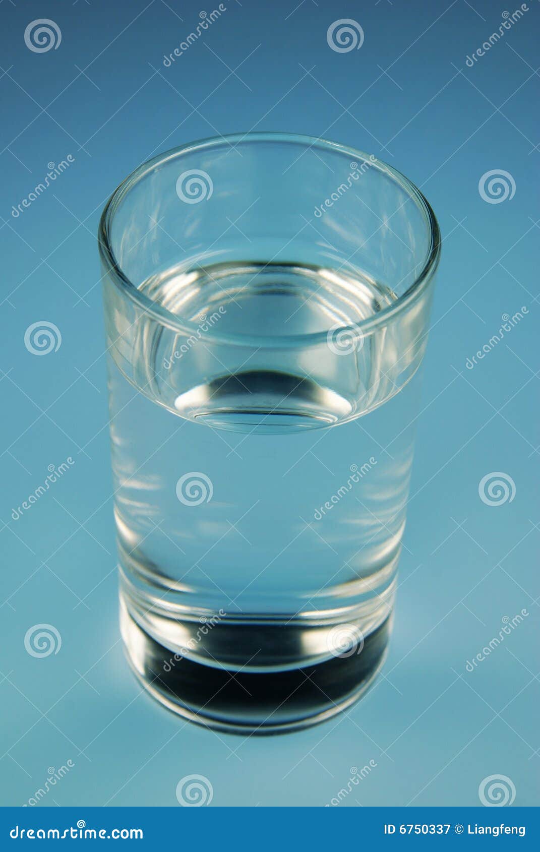 Agua de taza y imagen de archivo. Imagen de bebidas, cocina - 6750337