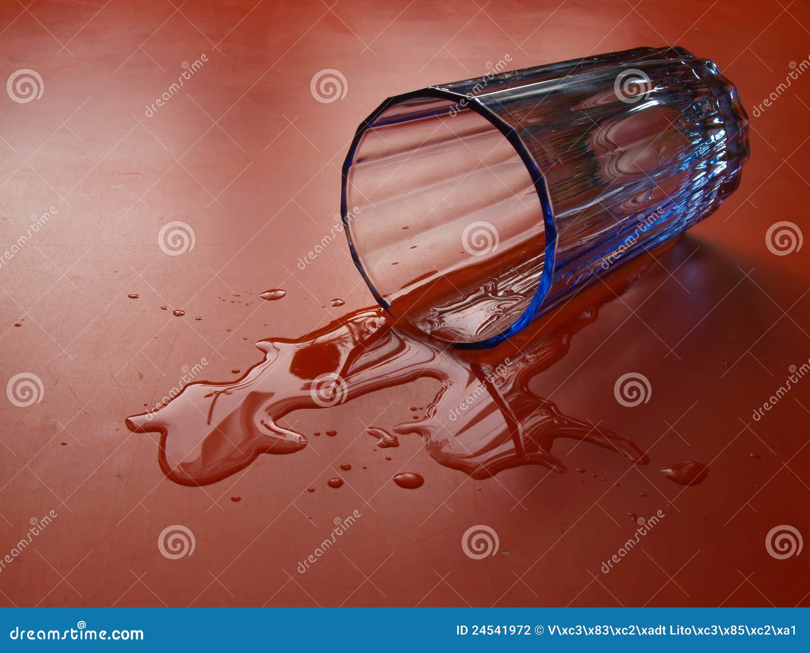 Agua derramada foto de archivo. Imagen de gota, vector - 24541972