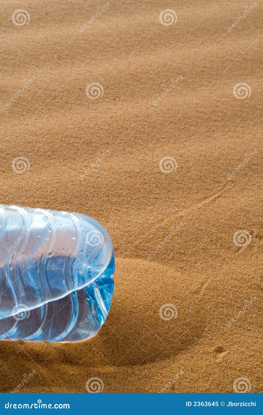 Agua en el desierto imagen de archivo. Imagen de ambiental - 2363645