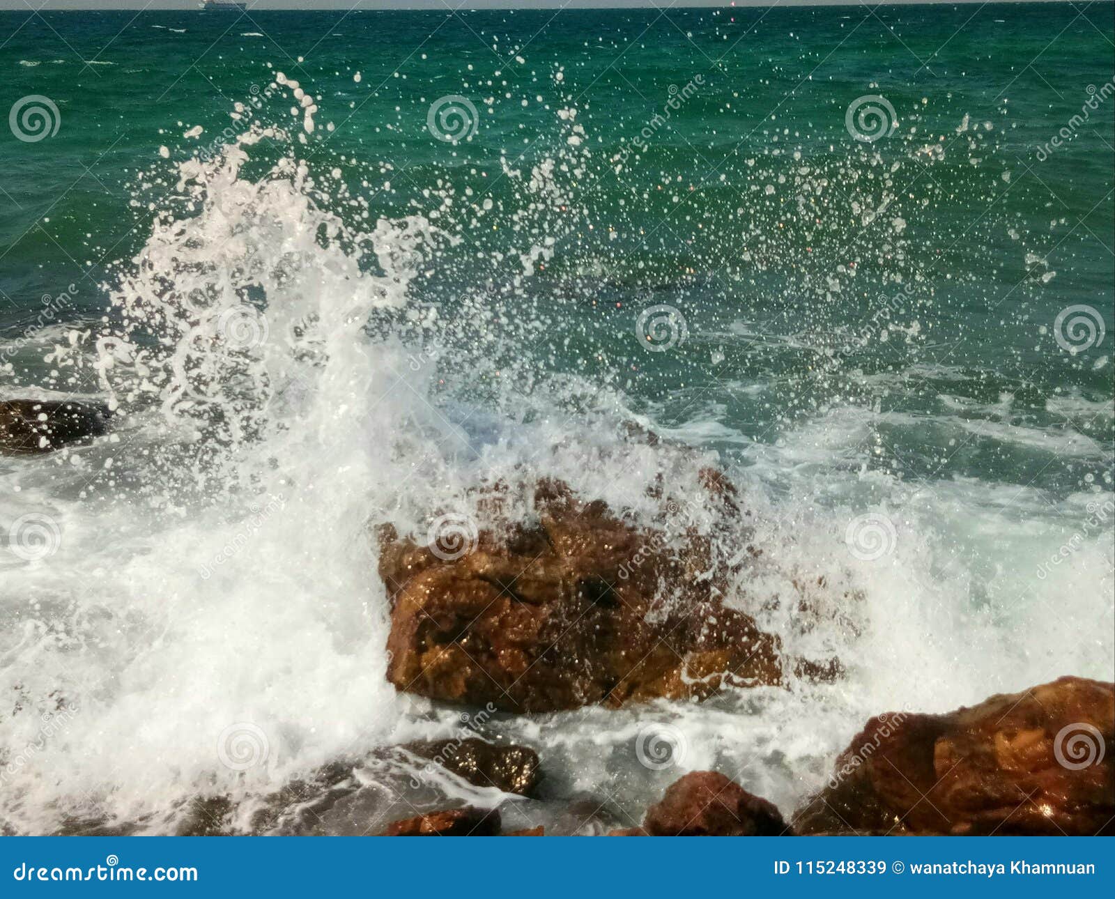 Agua en la roca imagen de archivo. Imagen de cubo, agua - 115248339
