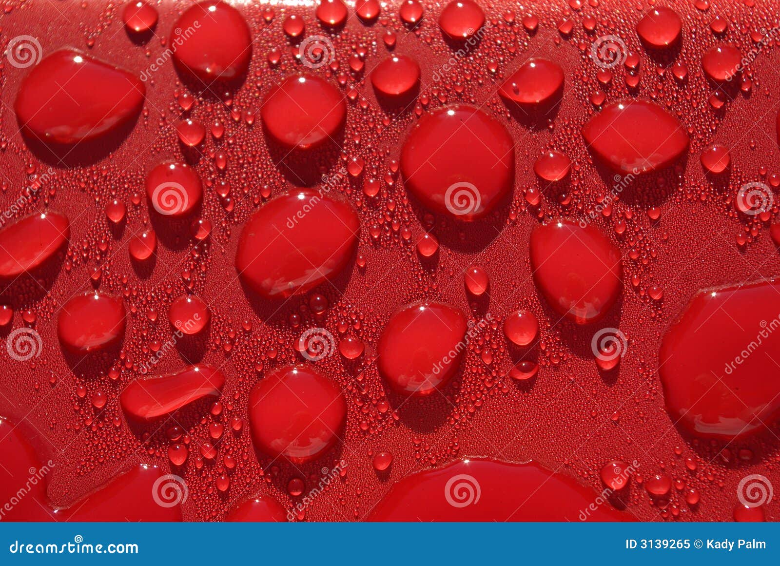 Agua-gotas en rojo imagen de archivo. Imagen de desvanecimiento - 3139265