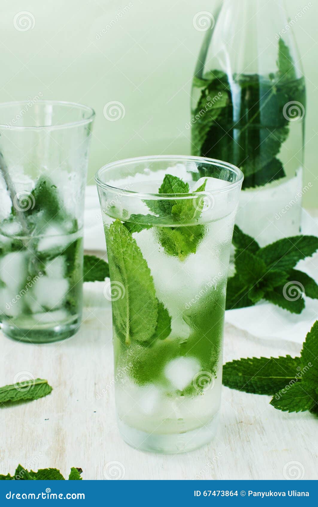 Agua Helada De La Menta En Una Tabla Foto de archivo - Imagen de soda ...