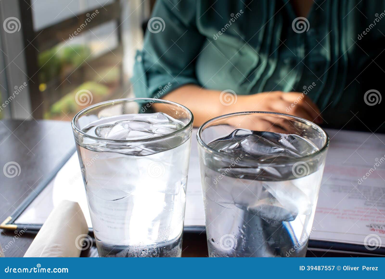 Agua Helada Servida En La Cena Imagen de archivo - Imagen de hidrato ...