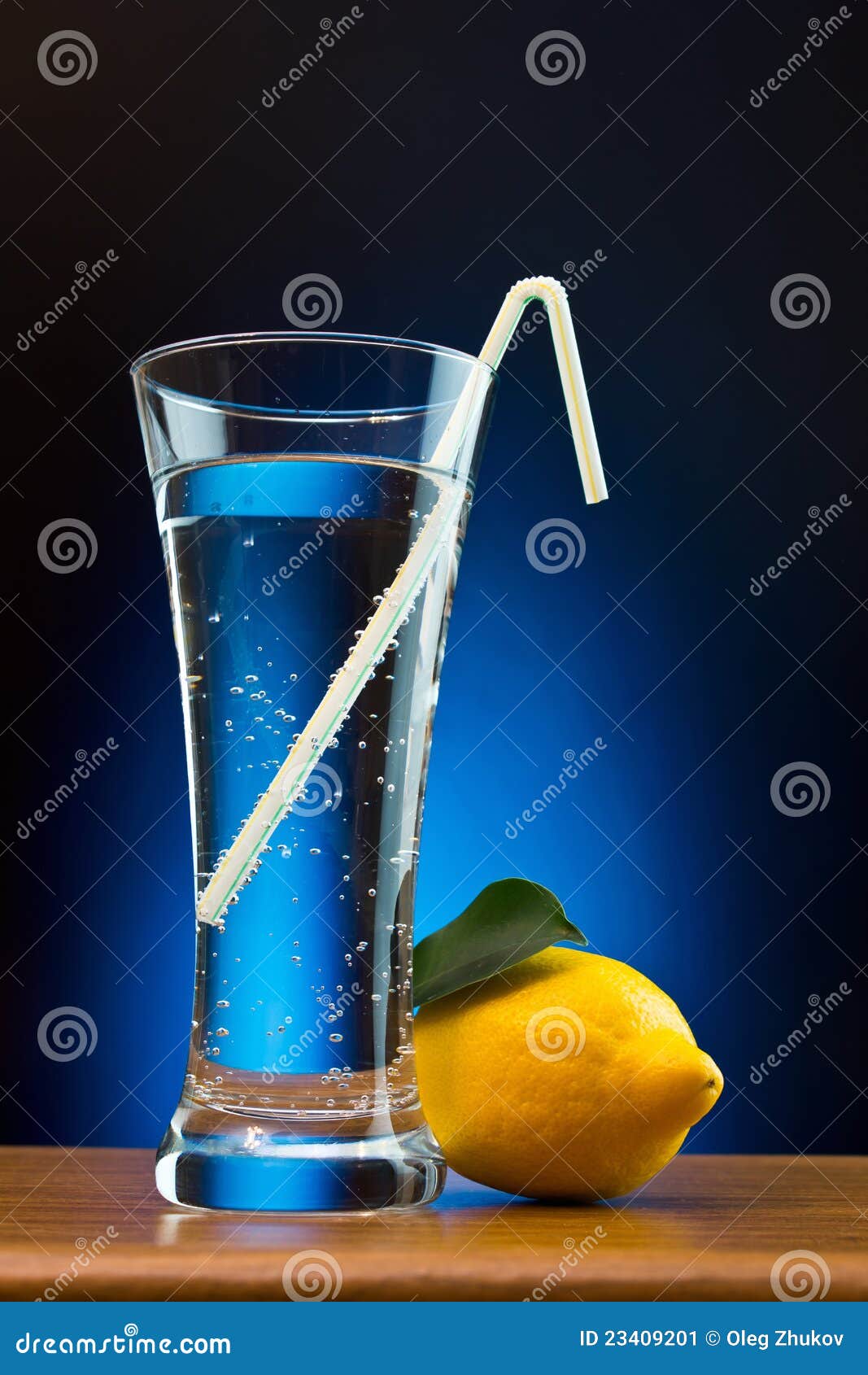 Agua mineral y limón imagen de archivo. Imagen de fondo - 23409201