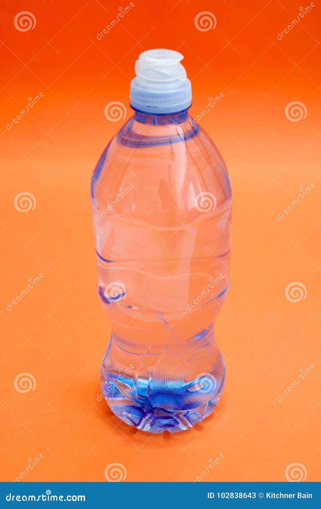 Agua natural en botella imagen de archivo. Imagen de claro - 102838643