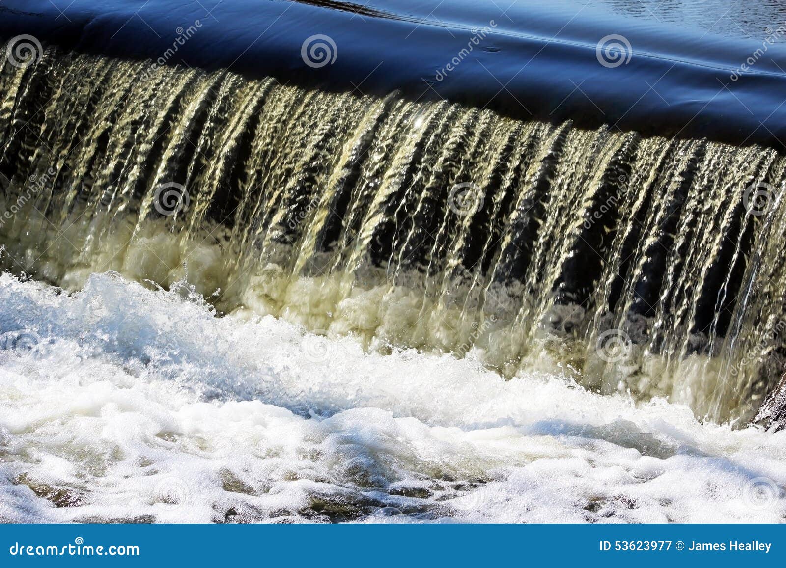 Agua natural que fluye imagen de archivo. Imagen de travieso - 53623977