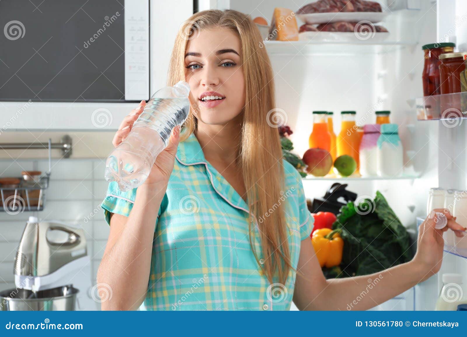 Agua Potable De La Mujer Fuera De La Botella Foto de archivo - Imagen ...