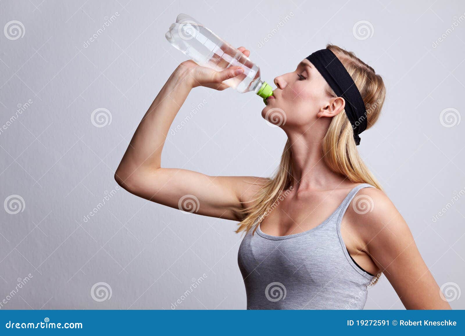 Agua Potable De La Mujer Sedienta Imagen de archivo - Imagen de botella ...
