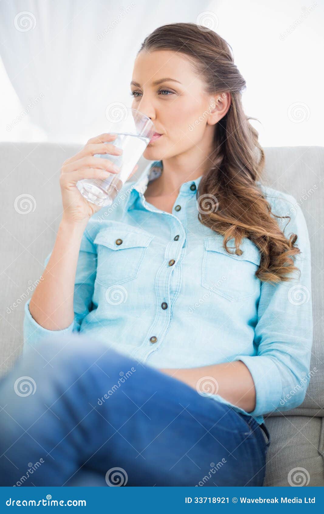 Agua Potable De La Mujer Tranquila Imagen de archivo - Imagen de sitio ...