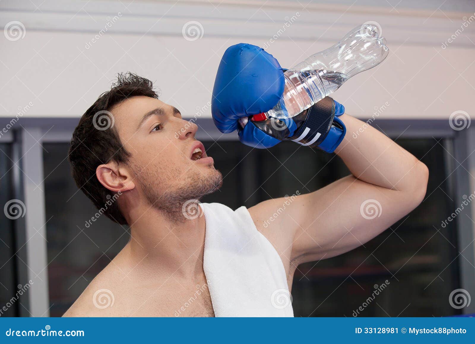 Agua potable del boxeador. imagen de archivo. Imagen de potencia - 33128981
