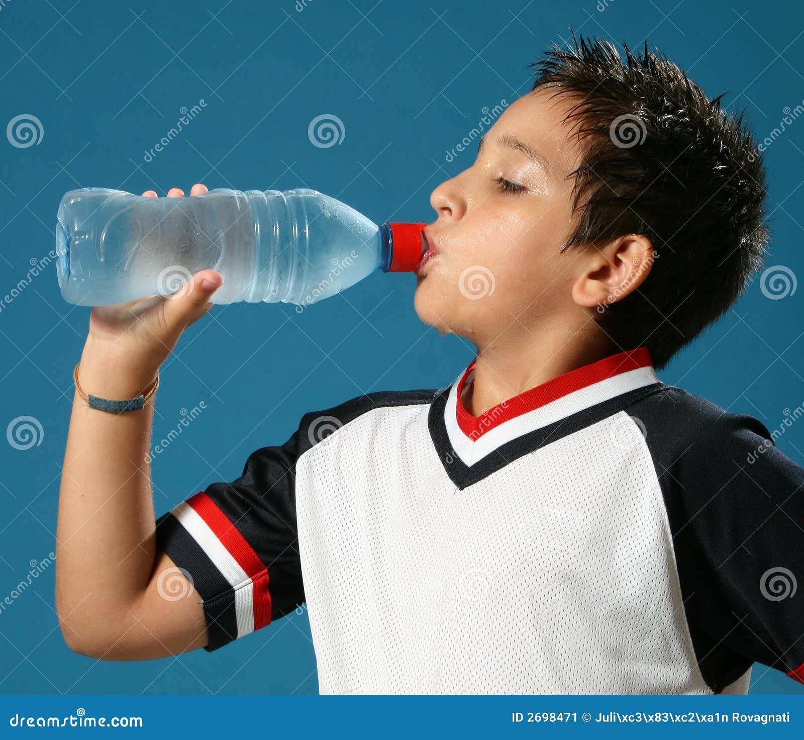 Agua Potable Del Muchacho Sediento Imagen de archivo - Imagen de agua ...