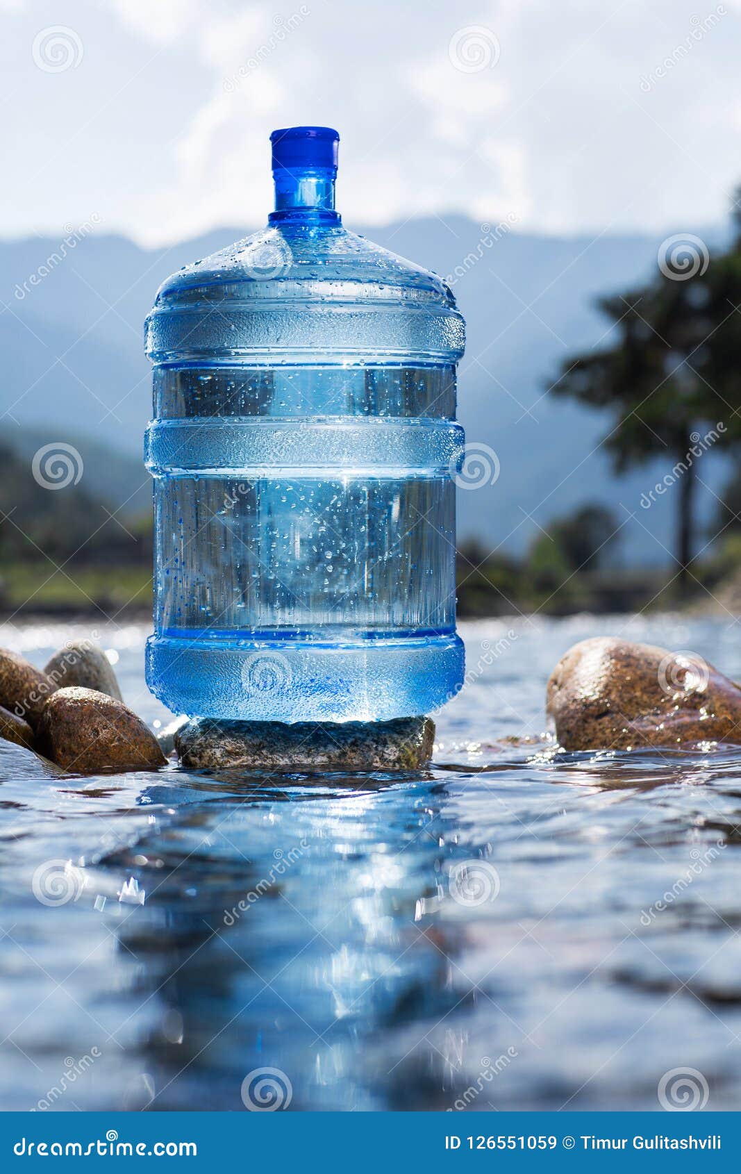 Agua Potable Natural En Una Botella Grande Imagen de archivo - Imagen ...